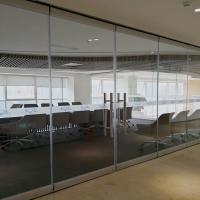 China Frameless Glass Operable Partition Wall 10mm Tempered Glass 3000mm Height for Conference Room for sale