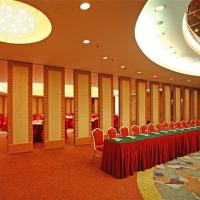 China Movable Partition Wall 65mm Aluminum Track Soundproof Wooden Divider for Banquet for sale