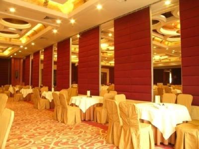 China Movable Sound Proof Partition Wall 65mm 85mm 100mm Aluminum Frame Top Hung System for Banquet for sale