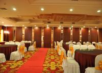 China Aluminum Frame Manual Operable Partition Wall 4000mm Height 1230mm Width Soundproof Folding Door for sale