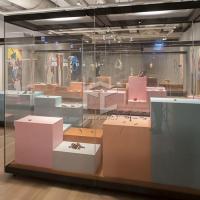 China MDF Museum Display Showcase 12mm Tempered Glass Spray Painting for sale