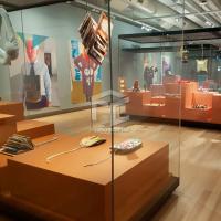 China MDF Museum Display Showcase 12mm Tempered Glass Spray Painting for sale