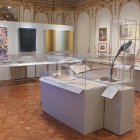 China 10mm Tempered Glass Museum Display Showcase With T5 LED Lighting for sale