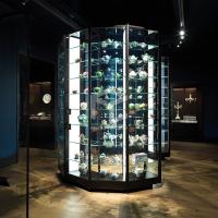 China T4 LED Museum Glass Display Case 10mm Thick High Ultra White Tempered Glass for sale