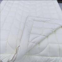China All-Season Solid Color Hypoallergenic Polyester Fill Machine Washable Quilt for sale