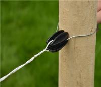 China PP End Strain Insulator INS079 15.5g Black Electric Fence Insulators For Medium Tension Corner Post for sale