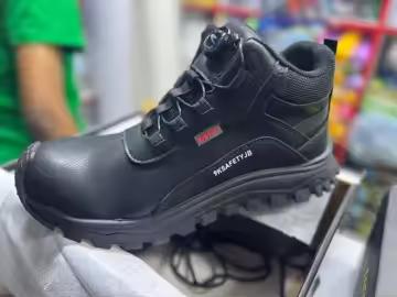 China Electrical Safety Shoes Work Boots with Anti-smashing Plastic Toe, Rubber Sole, and Microfiber Leather for Ultimate Protection for sale