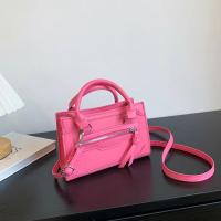 China Sport Puffer Bag Trendy Fashion Quilted Duffel Travel Tennis Pickleball Tote Bag for sale