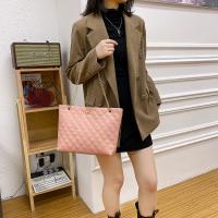 China Daily Life Cross Body Handbags With Ladies' Chain Bags And CANDY Embroidery For Women for sale