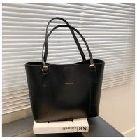 China 2024 Trendy Ladies' Fashion Shoulder Bags with Golden Chain and Single Handle for sale