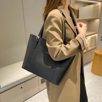 China 2024 Trendy Ladies' Fashion Shoulder Bags with Golden Chain and Single Handle for sale