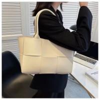 China Open Closure Women's Tote Bags with Large Capacity Luxury PU Leather Shoulder Bags for sale
