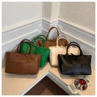 China Open Closure Women's Tote Bags with Large Capacity Luxury PU Leather Shoulder Bags for sale