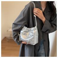 China Seasonal Must-Have Minimalist Pleated Magnetic Bucket Handbags for Ladies in 4 Colors for sale