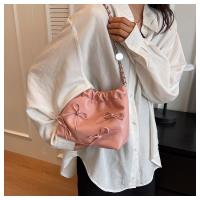 China Seasonal Must-Have Minimalist Pleated Magnetic Bucket Handbags for Ladies in 4 Colors for sale