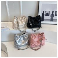 China Seasonal Must-Have Minimalist Pleated Magnetic Bucket Handbags for Ladies in 4 Colors for sale