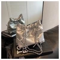 China Seasonal Must-Have Minimalist Pleated Magnetic Bucket Handbags for Ladies in 4 Colors for sale