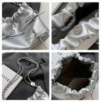 China Seasonal Must-Have Minimalist Pleated Magnetic Bucket Handbags for Ladies in 4 Colors for sale