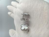 China Small Flower Stud Earrings 18K Gold Jewelry With White Mother Of Pearl for sale