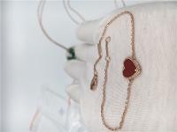 China Young Ladies 18K Gold Jewelry Sweet Alhambra Heart Bracelet With Carnelian for sale