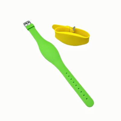 China Flexible 13.56 MHz RFID Silicone Wristband Programmable NFC Bracelet Weatherproof 260 Bytes for sale