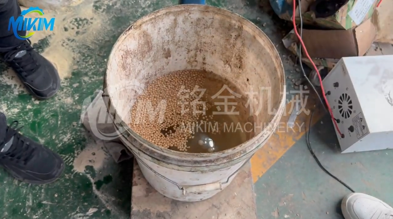 Floatability Test of Feed Pellets Produced by a Dry Type single screw floating fish feed pellet machine