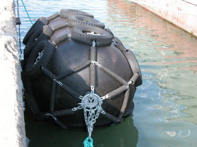 China 50Kpa Pneumatic Fishing Boat Offshore Platform Rubber Fender For Ship for sale