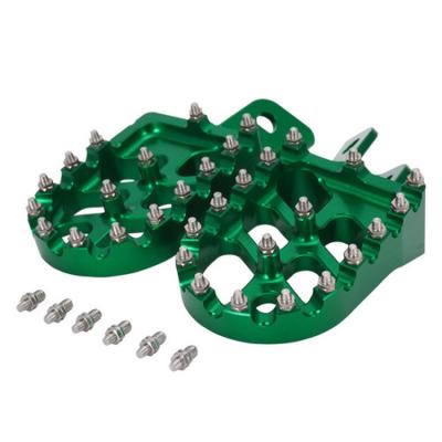 China Customized CNC Aluminum Alloy Foot Pegs for Kawasaki KLX110 110L KX60 in Green/Black for sale