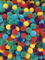 China Experience Warp Knitting Like Never Before with 5000PCS/HOUR Key Chain Pompom Machine for sale