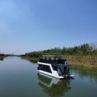 China 4.0m Width Floating Restaurant Boat with 20mm Deck Thickness and 10T Capacity for sale