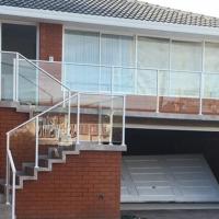 China Modern Aluminum Glass Railing Customize Modern Flooring Mounted Handrail for sale