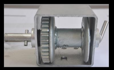 China Bolt On Zinc Plated Car Trailer Hand Winch 1500 lbs Capacity for Camper Trailer for sale