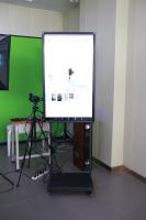 China 43 Inch Smart Live Broadcast Monitor Wireless Touch Screen Movable Stand Aluminum OEM 4K Camera Teleprompter Streaming Player for sale