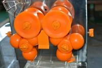 China Auto Feed Squeeze Zumex Orange Juicer 20-22 Oranges Per Mins Safety Cut Off Switched for sale