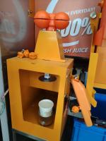 China Wifi Coins Bank Notes Payment Orange Juice Vending Machine With Big Glass Window for sale