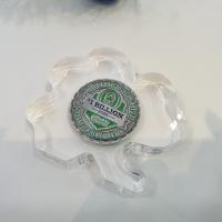 China Custom seamless hot-pressed craft ornaments with embedded gold coin badges, transparent resin and acrylic laminated banknote embedded displays for sale
