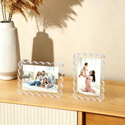 China Wavy Scalloped Edge Acrylic Magnetic Photo Frame, Double Sided Floating Clear Picture Frame, Horizontal & Vertical Tabletop Display Frame for Family Wedding Photos for sale