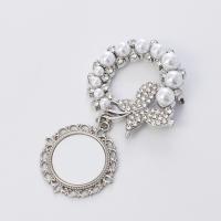 China Sublimation Butterfly Pearl Photo Brooch For Wedding Bouquet Memorial Charm Chic Eye Catching Wedding Picture Frame Brooch for sale