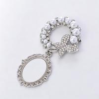 China Sublimation Butterfly Pearl Photo Brooch For Wedding Bouquet Memorial Charm Chic Eye Catching Wedding Picture Frame Brooch for sale