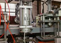 China 1 Layer 2 Head Fully Automatic Blow Molding Machine , 1000bph Blowing Machine For Plastic Bottle for sale