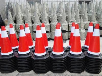 China HDPE Accumulator Blow Moulding Machine For Plastic Trafiic Road Cone for sale