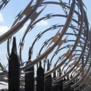 China Galvanized Barbed Concertina Razor Wire Security Guard CBT-60 for sale