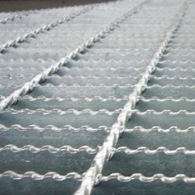 China Hot DIP Galvanized Mill Finish Plain Type or Serrated Type Steel Walking Bar Grating for sale