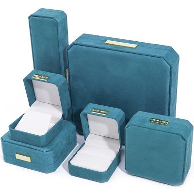 China Custom Octagonal Velvet Jewelry Box in Peacock Green with Golden Accents - 300,000 Monthly Capacity, 20-Day Production for sale