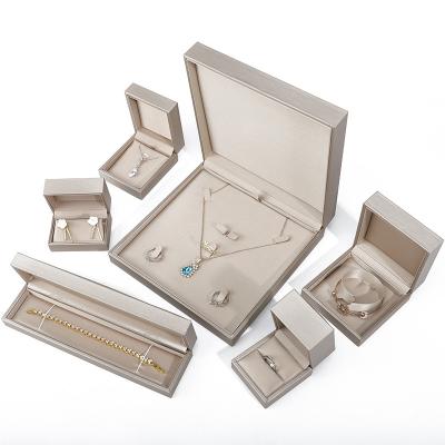 China Custom Off-White Faux Leather Jewelry Storage Box - 300,000 Monthly Capacity with 20-Day Production for sale