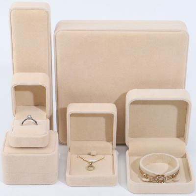 China Custom Luxury Velvet Jewelry Box Packaging - 300,000 Monthly Capacity with 20-Day Production for sale