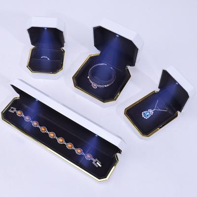 China Custom Logo Jewelry Gift Box with Velvet Lining - 300,000 Monthly Capacity, 20-Day Production for sale