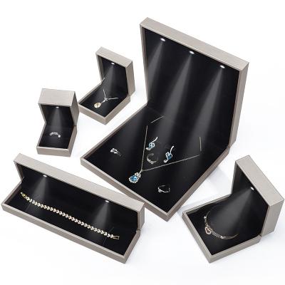 China LED Illuminated Brushed Grain PU Leather Jewelry Packaging Box - Custom Sizes & 300,000 Monthly Capacity for sale