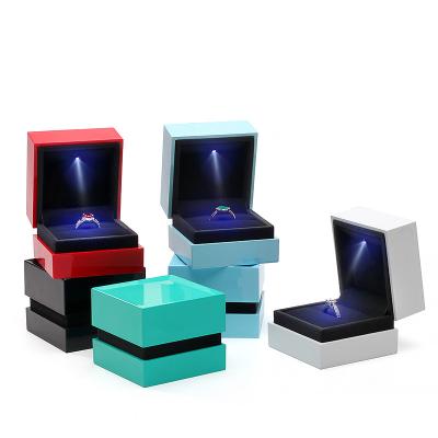 China Hanhong Square LED Jewelry Box 6.5×6.5×4.5cm with Leather Texture and Silk Screen Printing for sale
