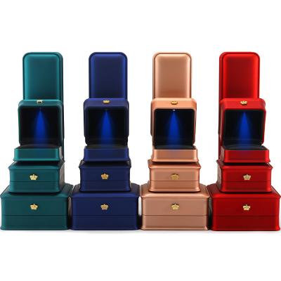 China Custom Multicolored LED Jewelry Box with Velvet Lining - 300,000 Monthly Capacity & 20-Day Production for sale